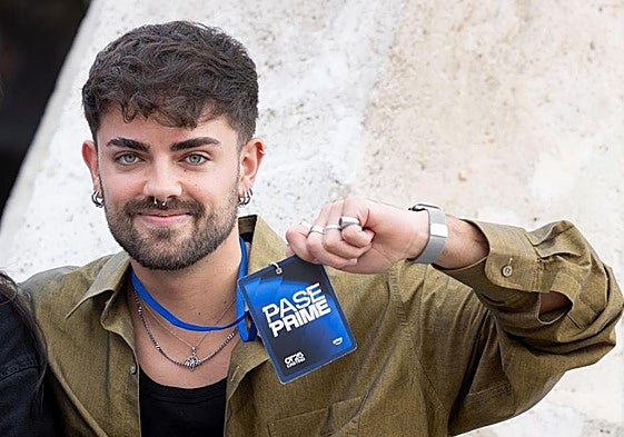 Bokep jipbab and play some fun with her and another friend.